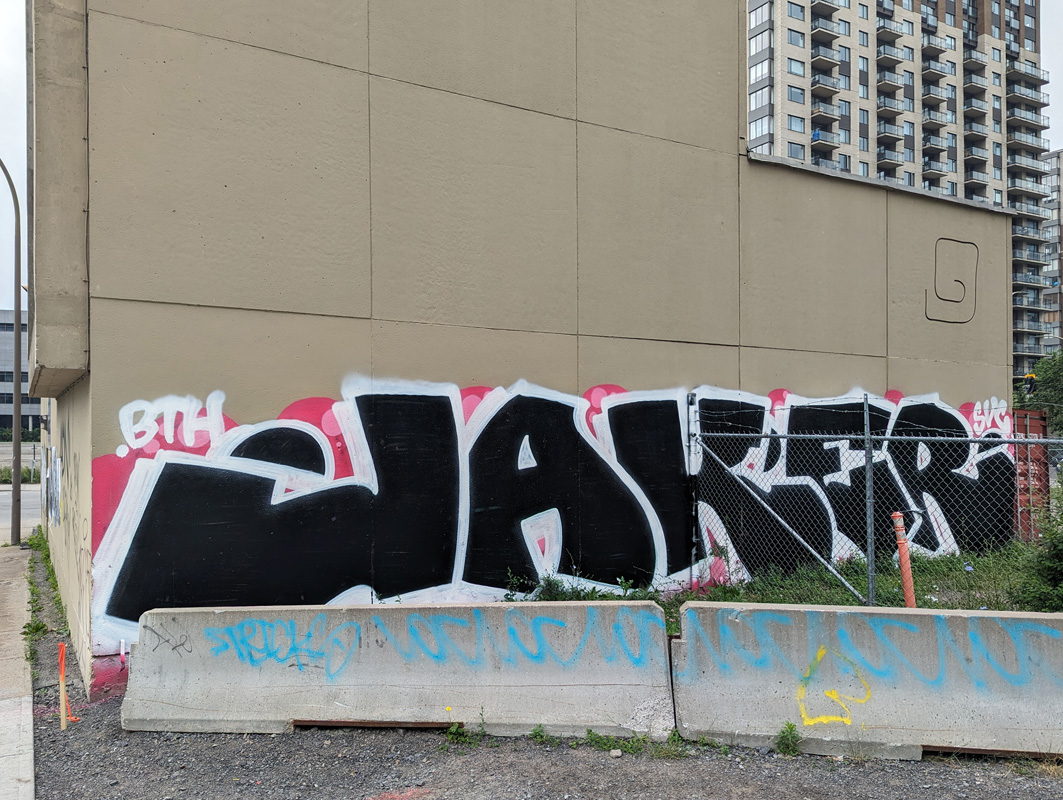 jaker-burg2306 | Wall2Wall Montreal